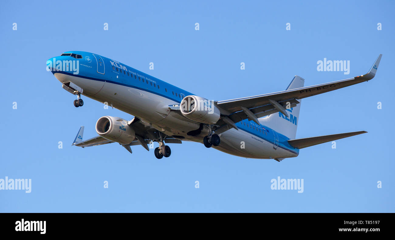 Klm arriving at london heathrow airport hi-res stock photography and ...