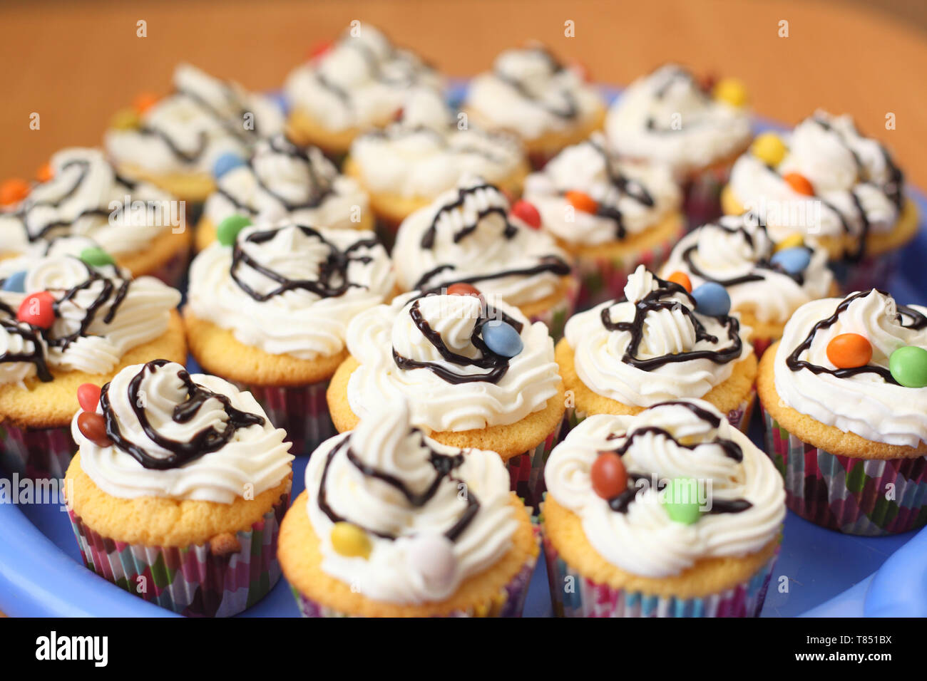 Red velvet cupcakes cream cheese hi-res stock photography and images ...