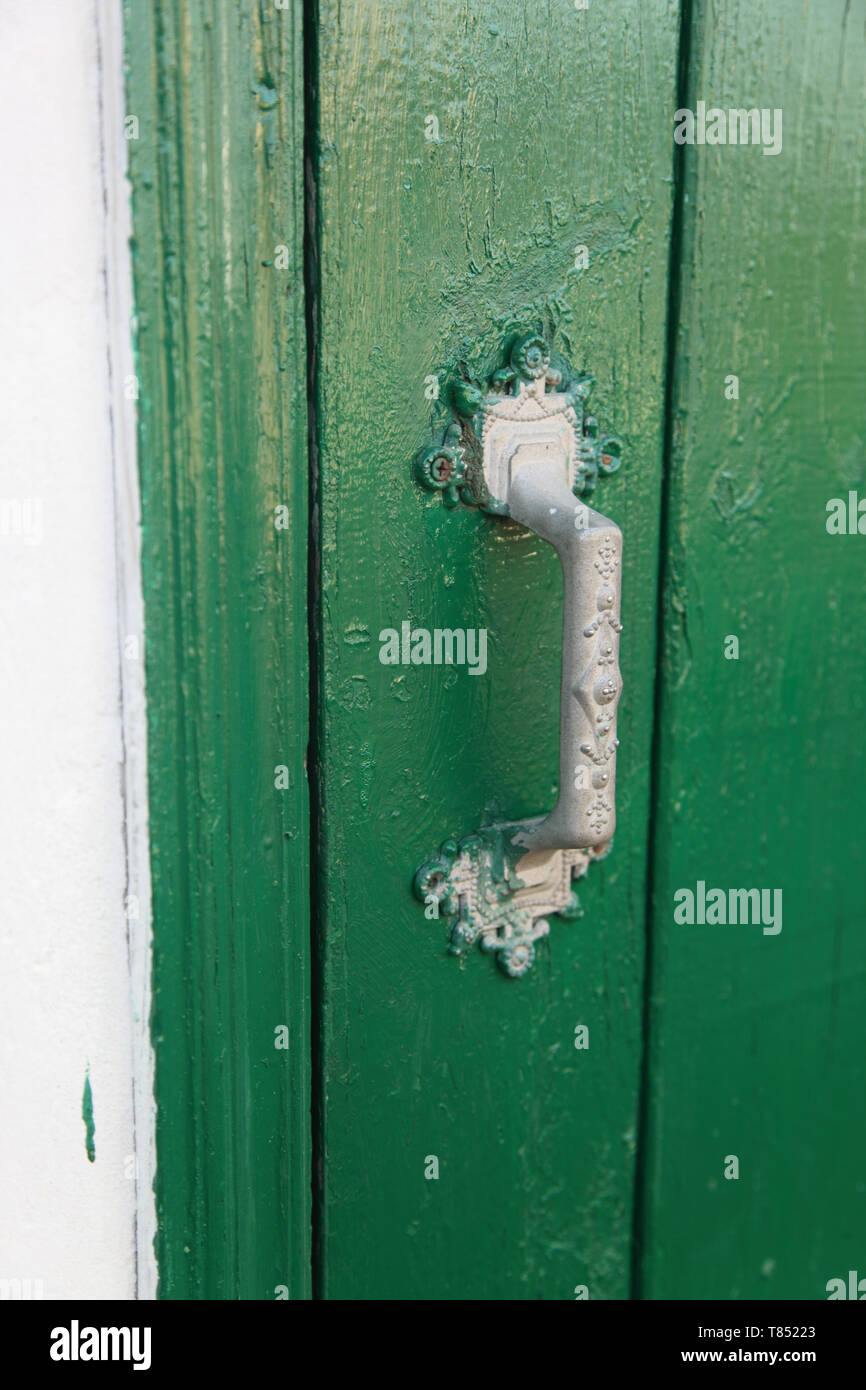 An old grip on a green door Stock Photo - Alamy