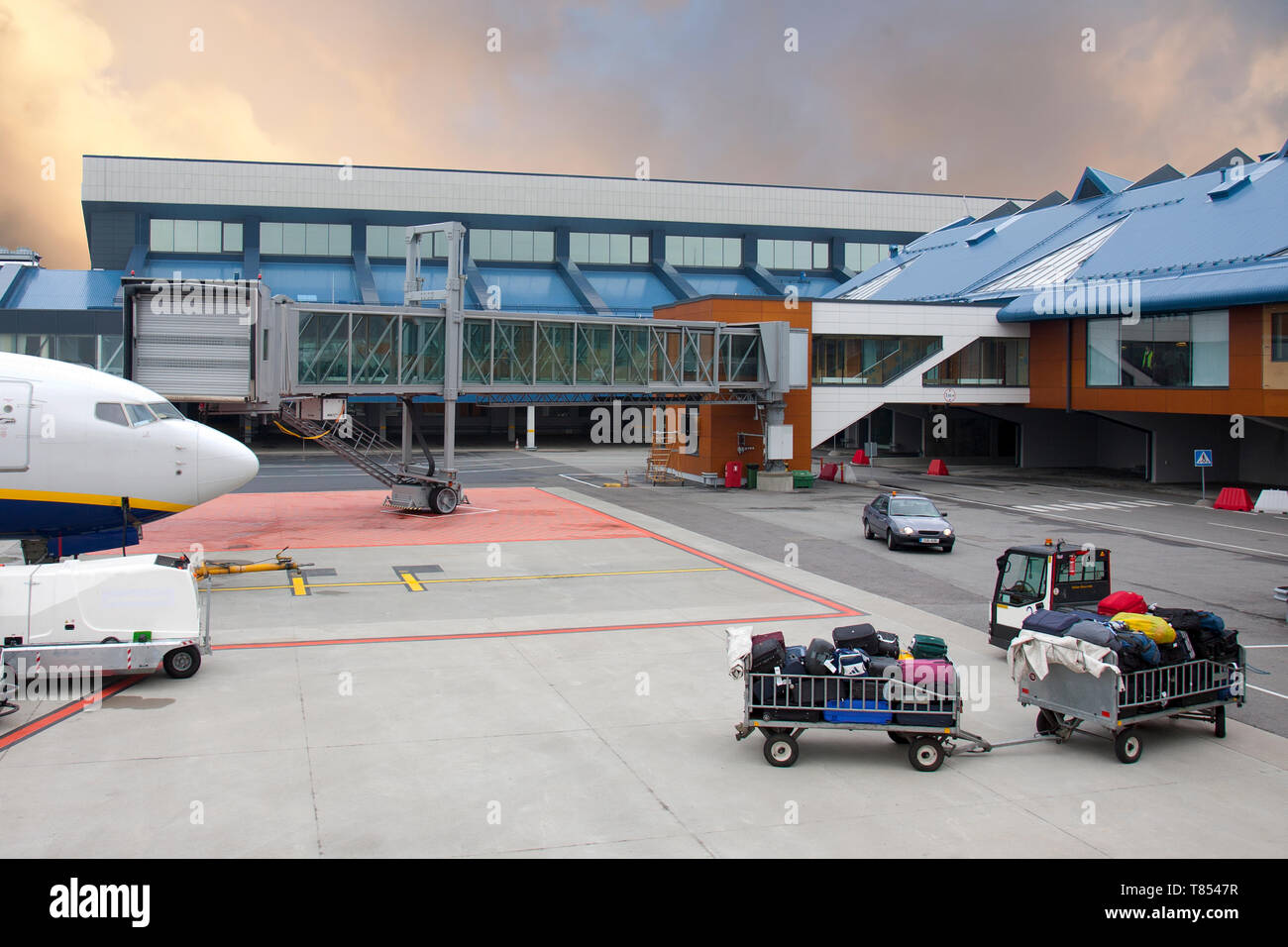 Parked outside departure gate hi-res stock photography and images - Alamy
