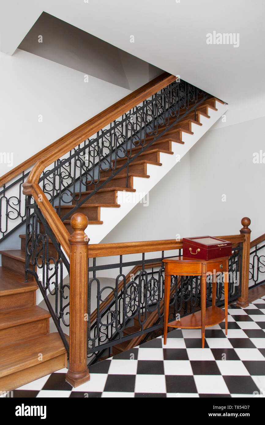 Checkerboard corridor hi-res stock photography and images - Alamy