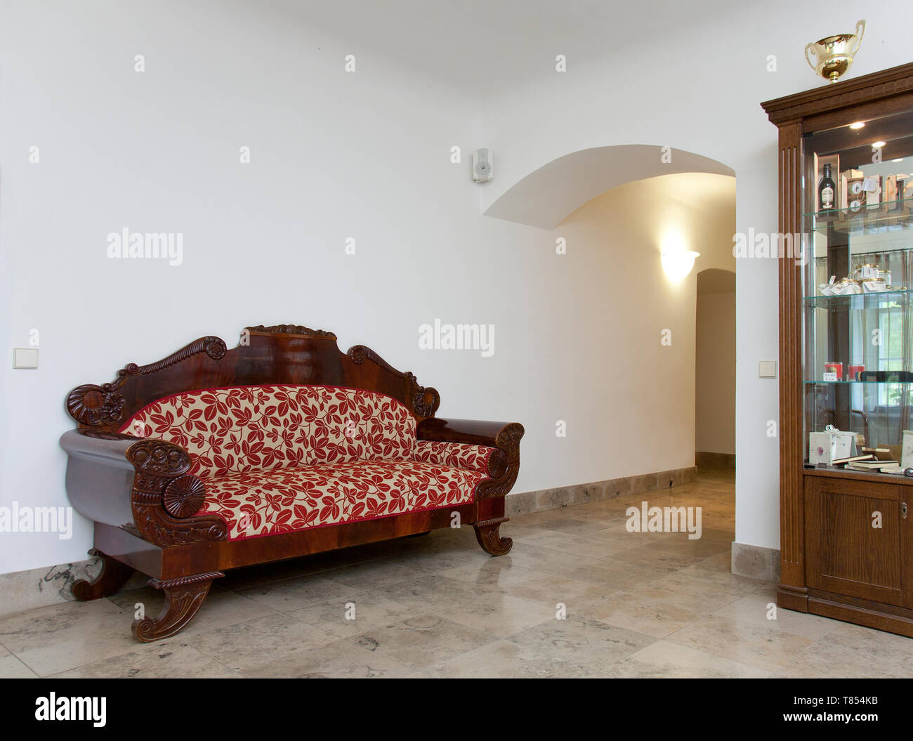 Sofa and display case hi-res stock photography and images - Alamy