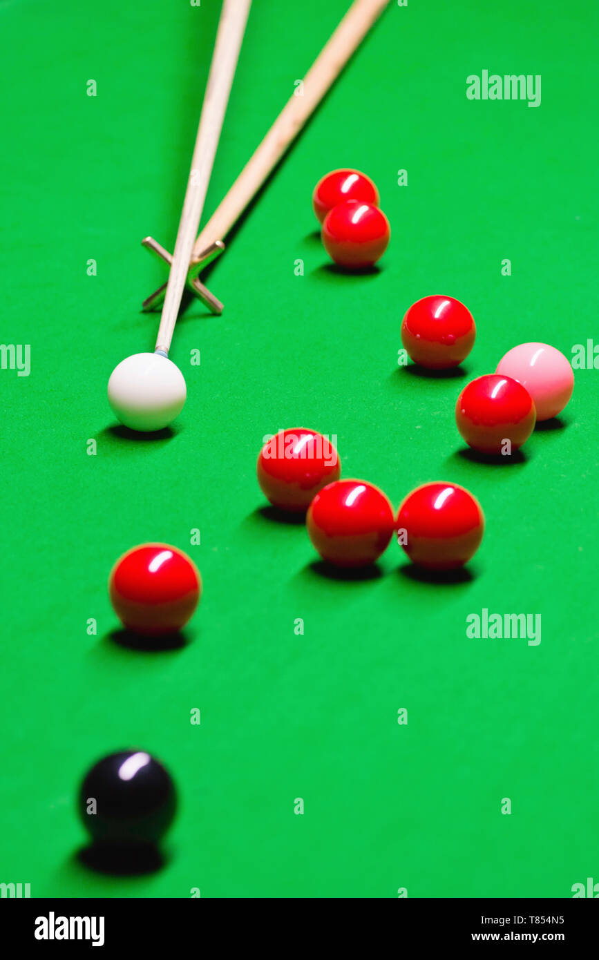 Snooker cue on rest Stock Photo - Alamy