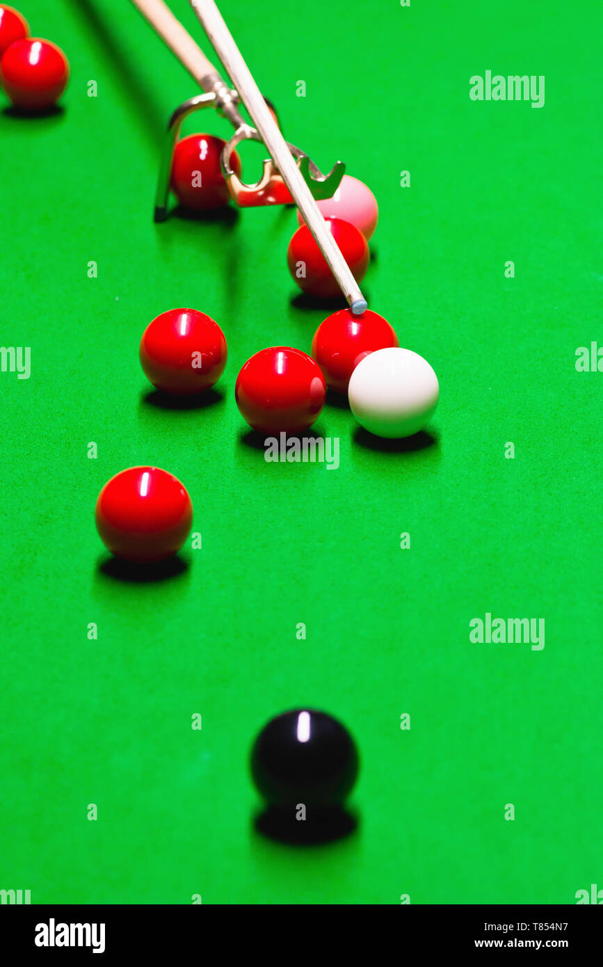 Snooker cue on spider rest Stock Photo - Alamy