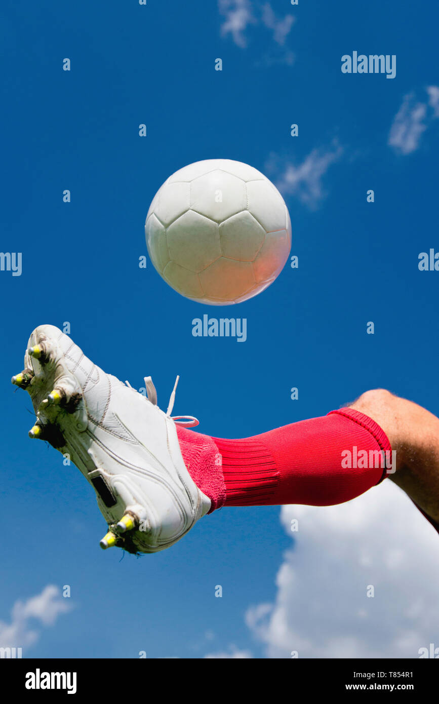 One leg kick hi-res stock photography and images - Alamy