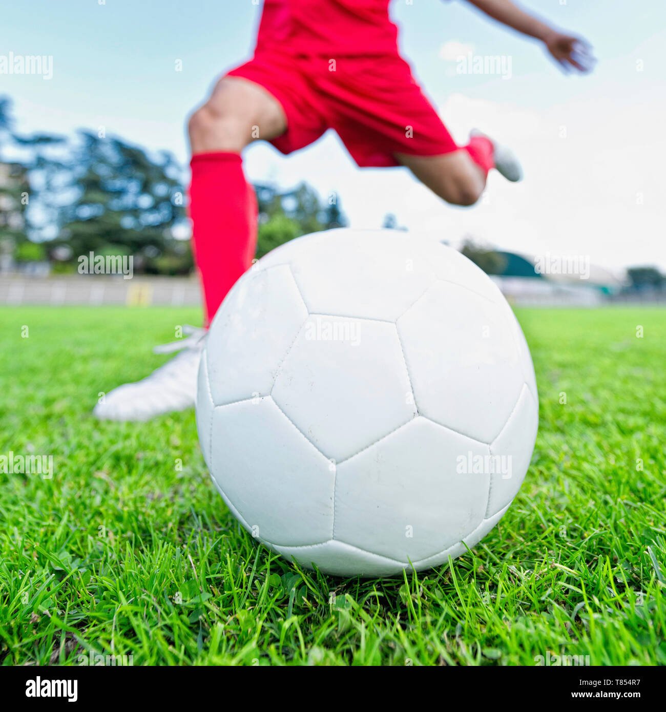 Football player kicking ball hi-res stock photography and images - Alamy