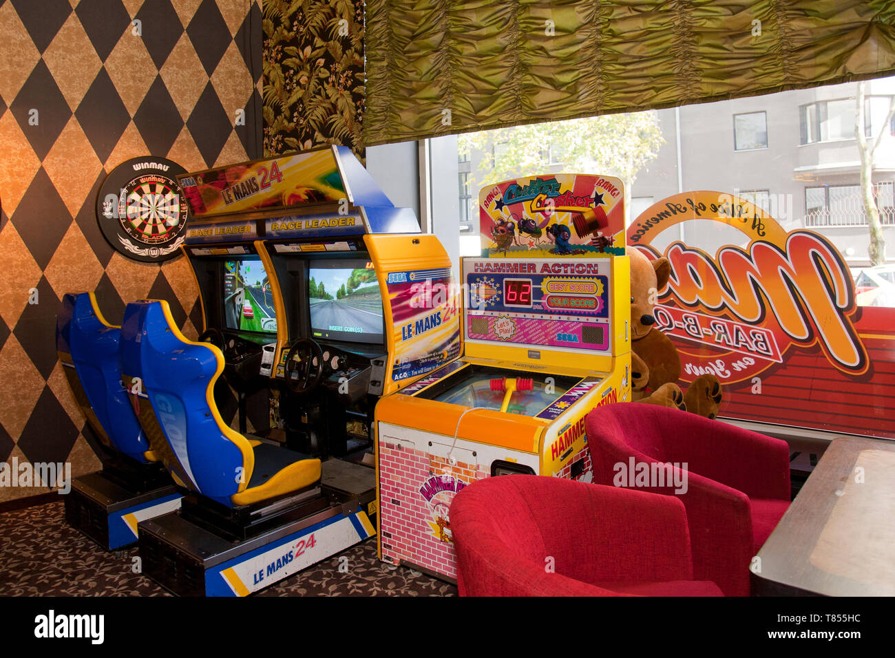 Empty video arcade hi-res stock photography and images - Alamy