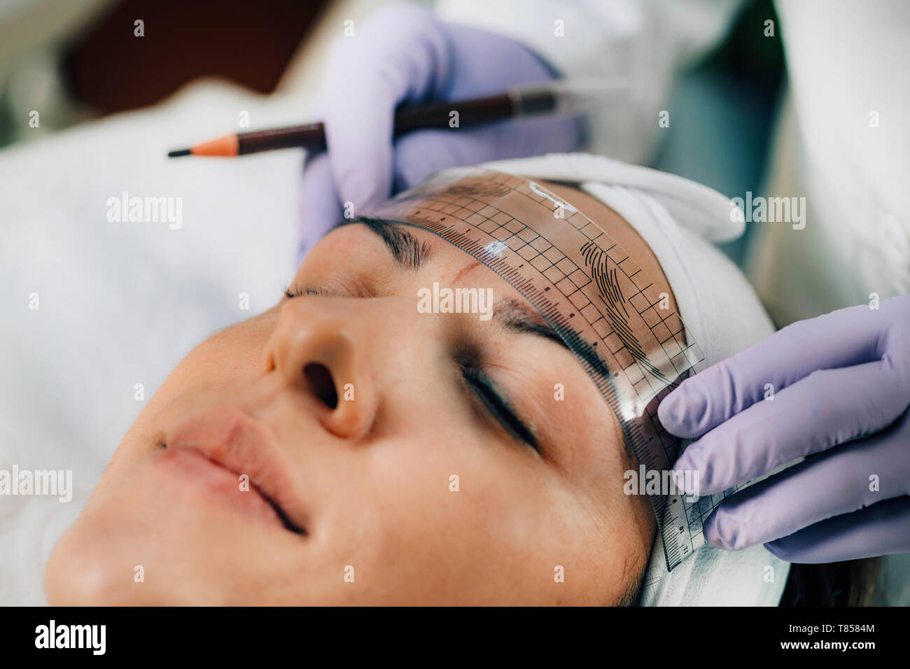 Drawing eyebrow hi-res stock photography and images - Alamy