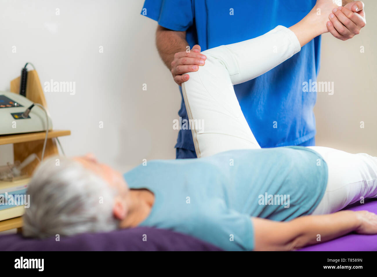 Physical therapist leg hi-res stock photography and images - Alamy