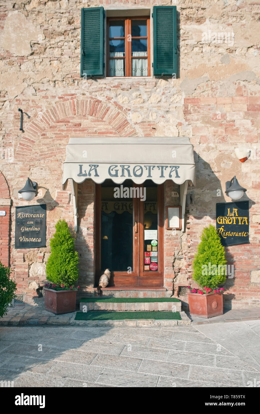 La grotta restaurant hi-res stock photography and images - Alamy