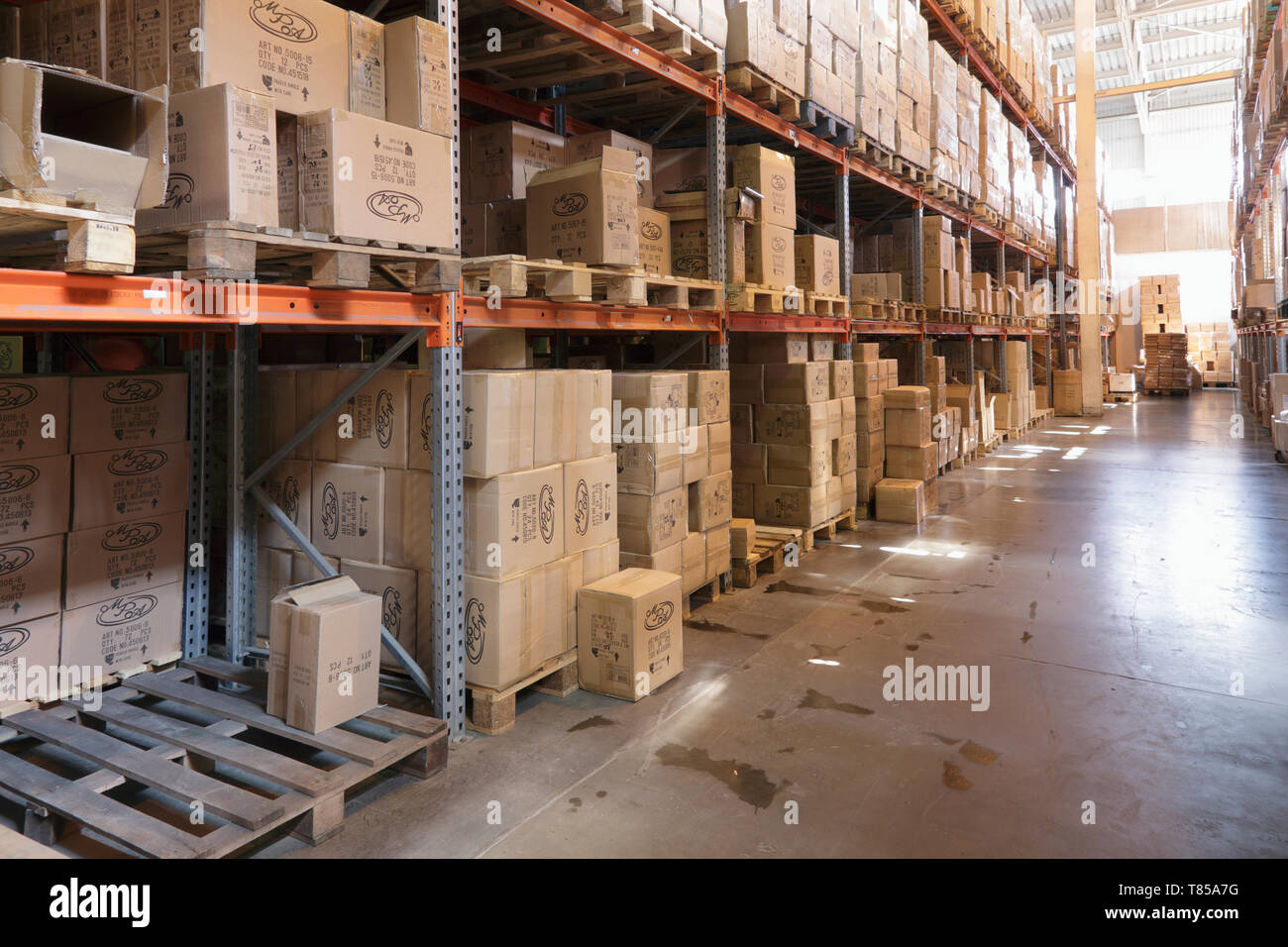 Aisle industrial warehouse storage shelving hi-res stock photography ...
