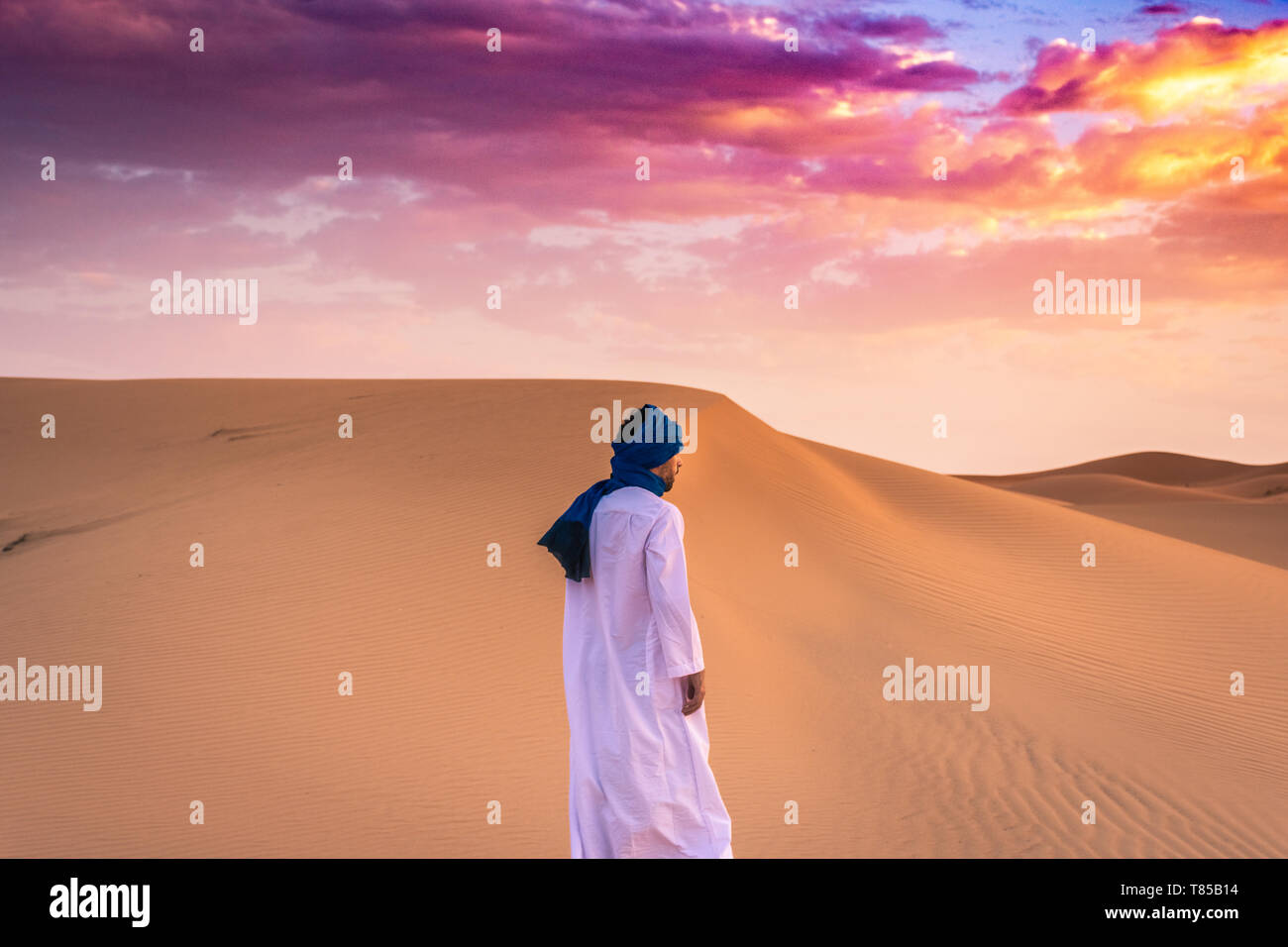 Berber man wearing traditional tuareg clothes in the Sahara Desert at ...