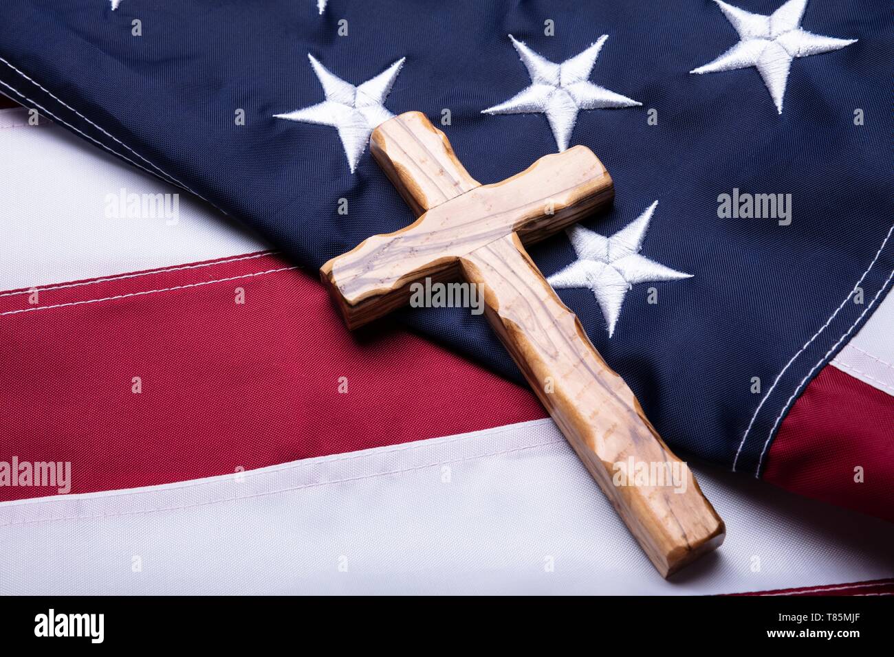 International red cross flag hi-res stock photography and images - Alamy