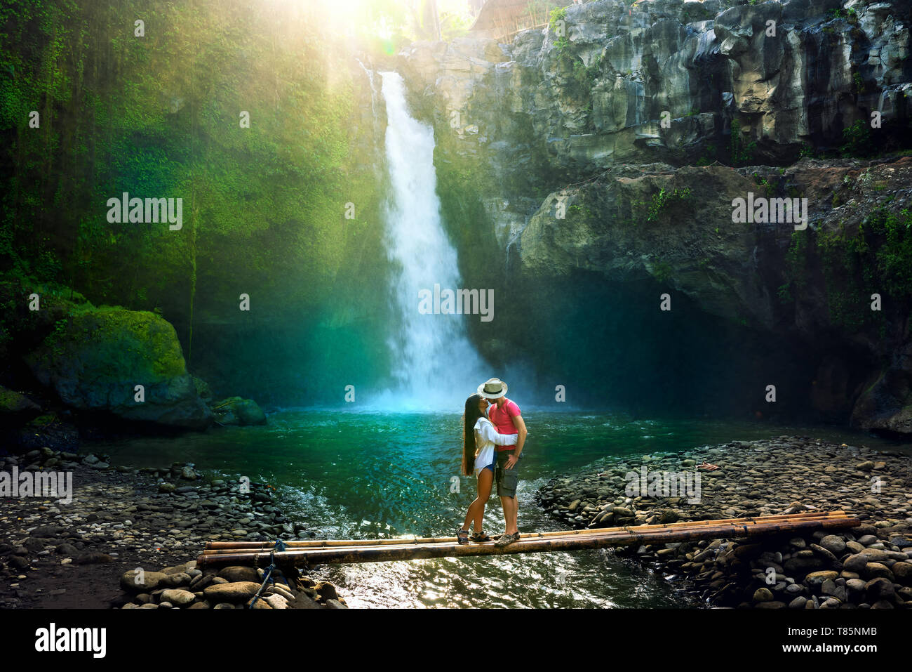 Couple kissing in waterfall hi-res stock photography and images - Alamy