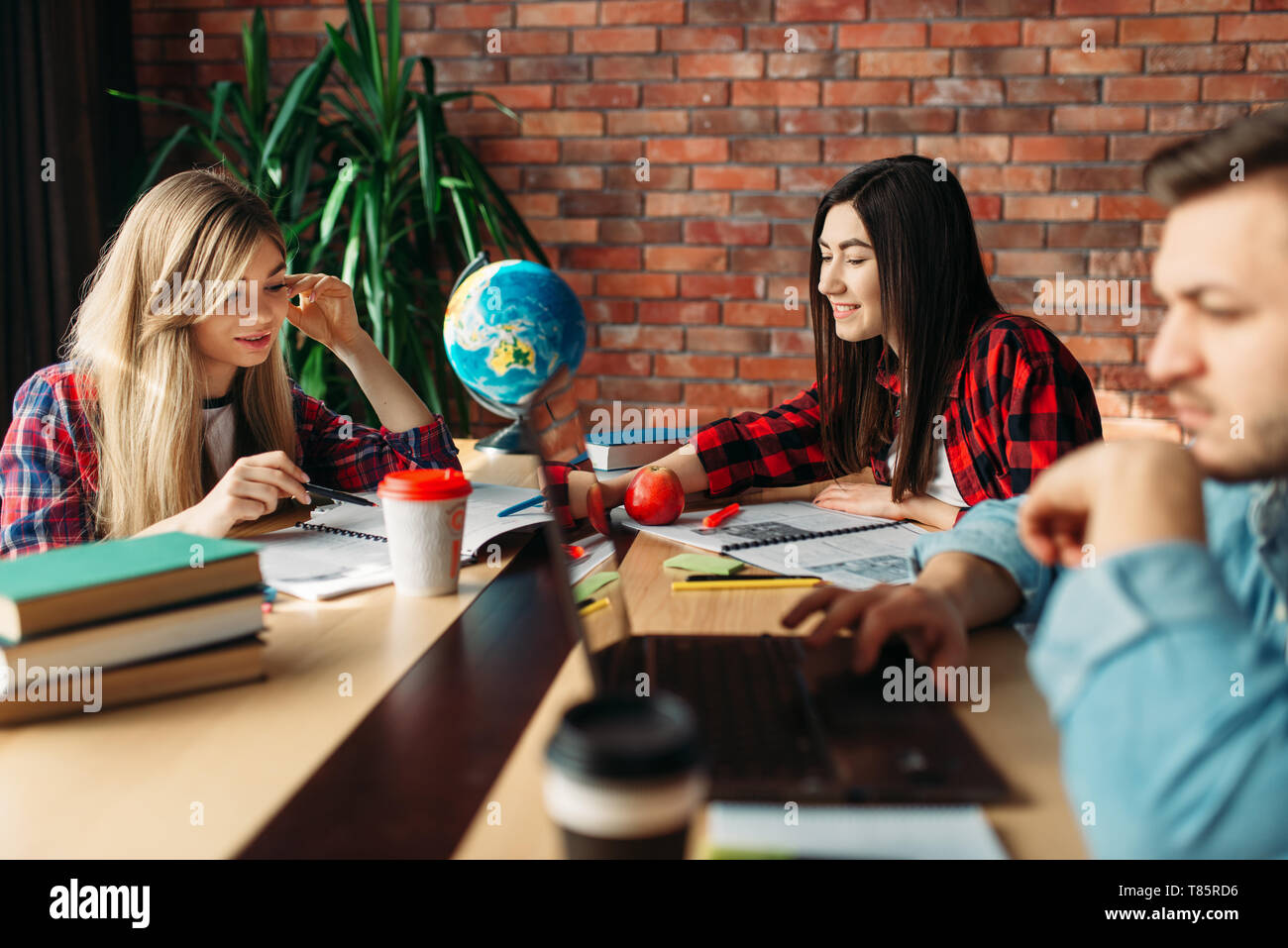 Group discussion table student hi-res stock photography and images - Alamy