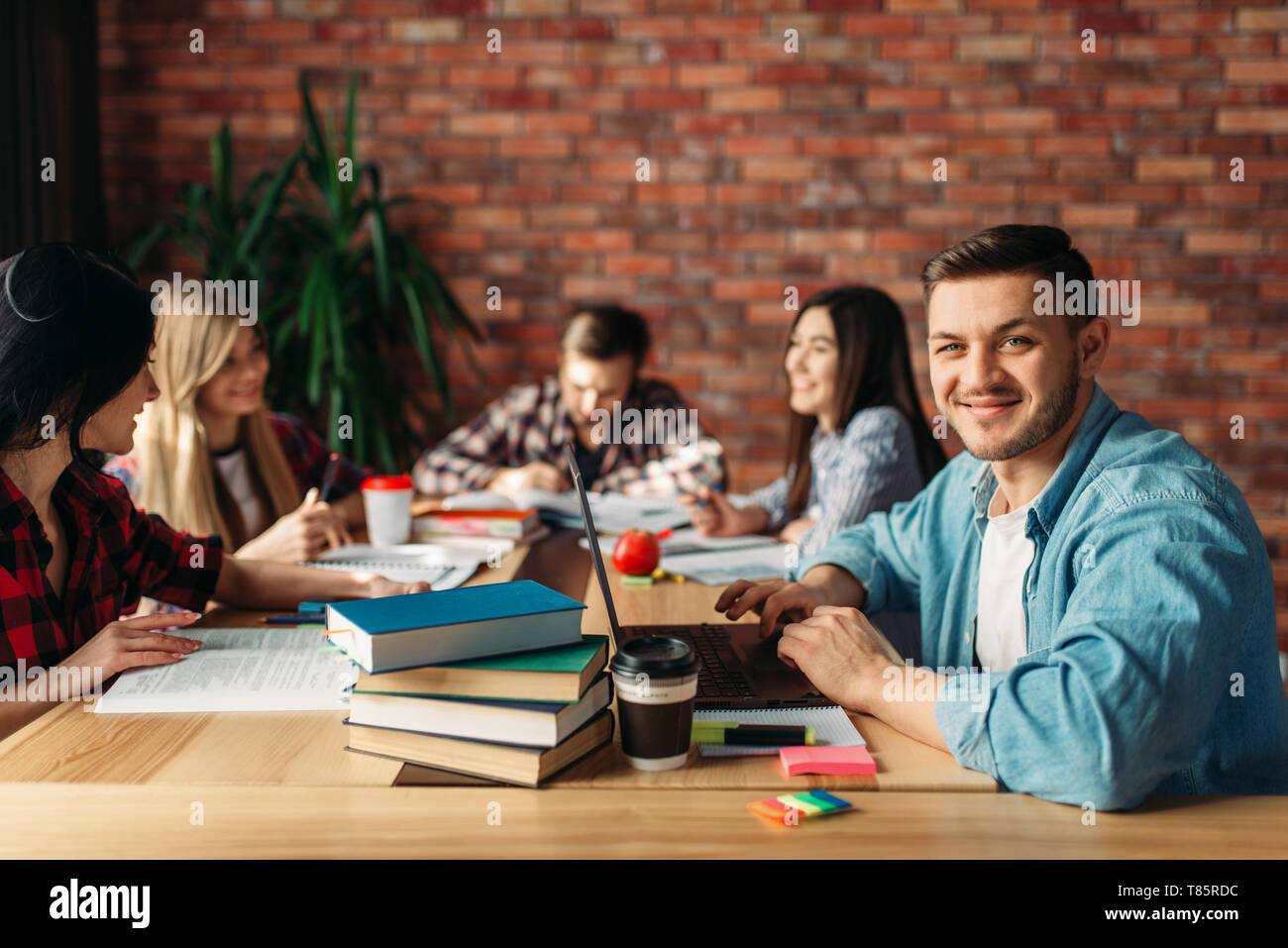 Group discussion table student hi-res stock photography and images - Alamy