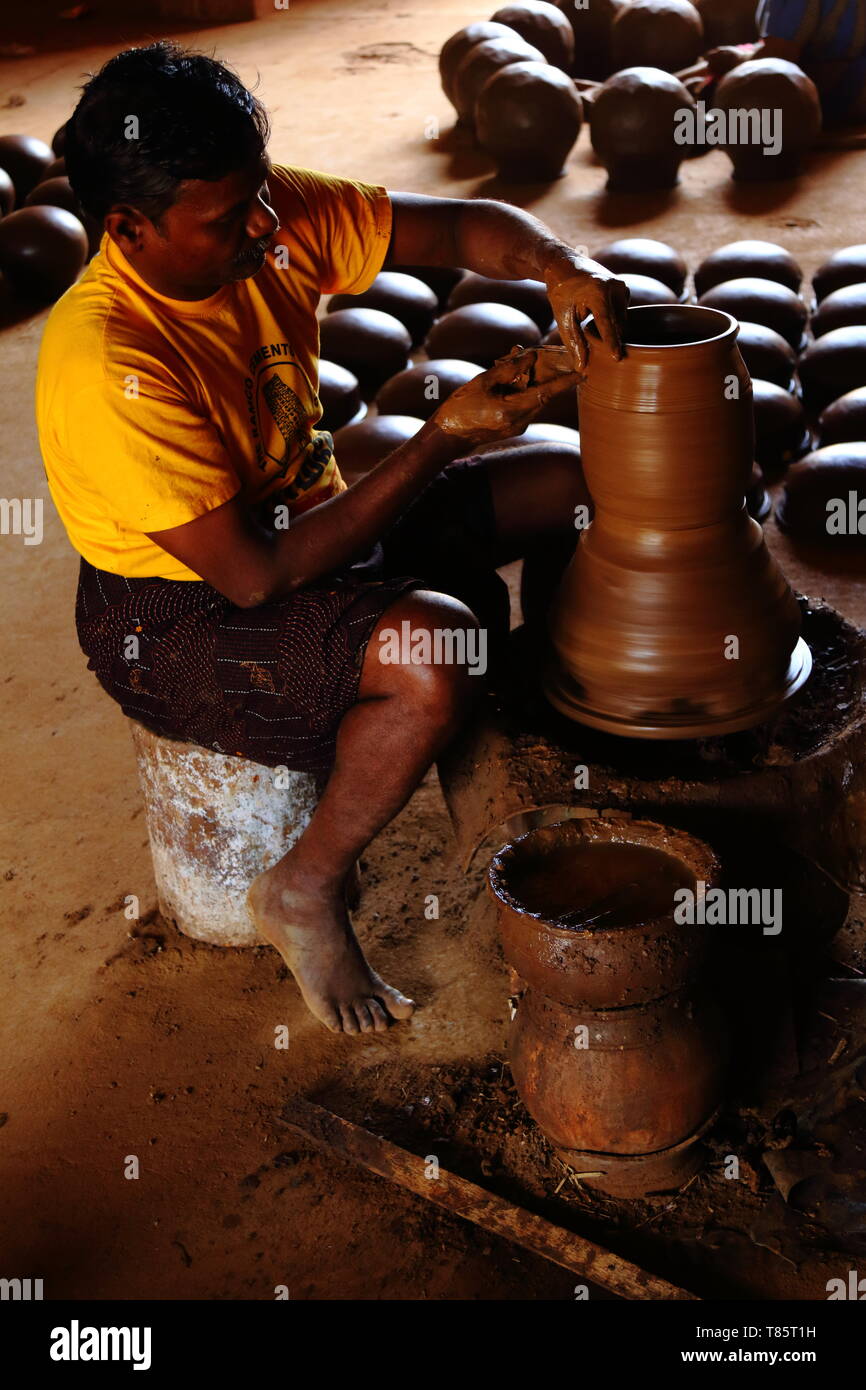 India making clay pots hi-res stock photography and images - Alamy