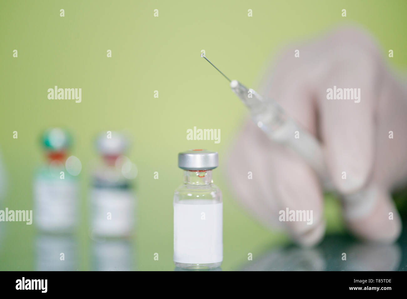 Syringe and vaccine vial Stock Photo - Alamy