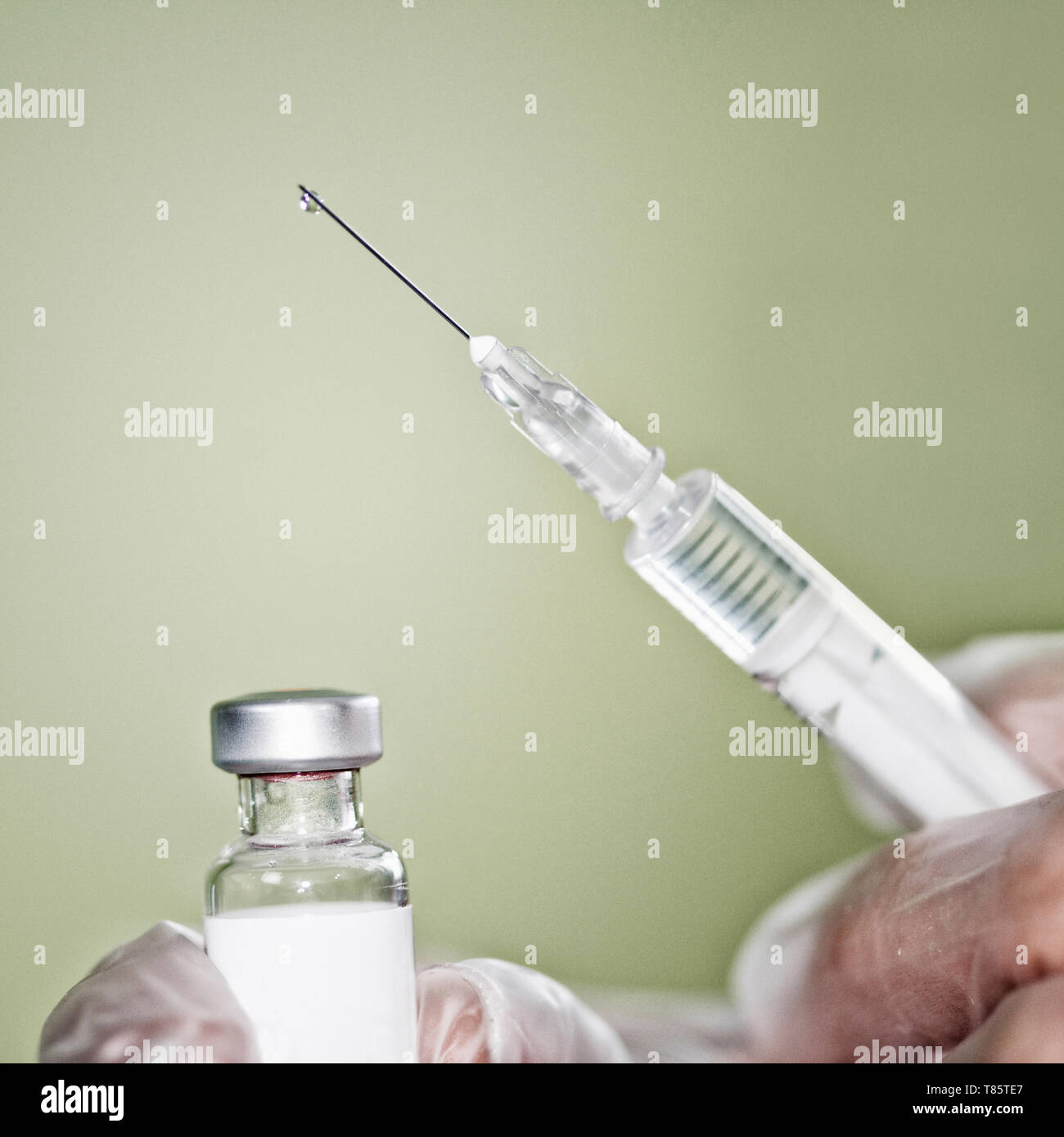 Syringe and vaccine vial Stock Photo - Alamy