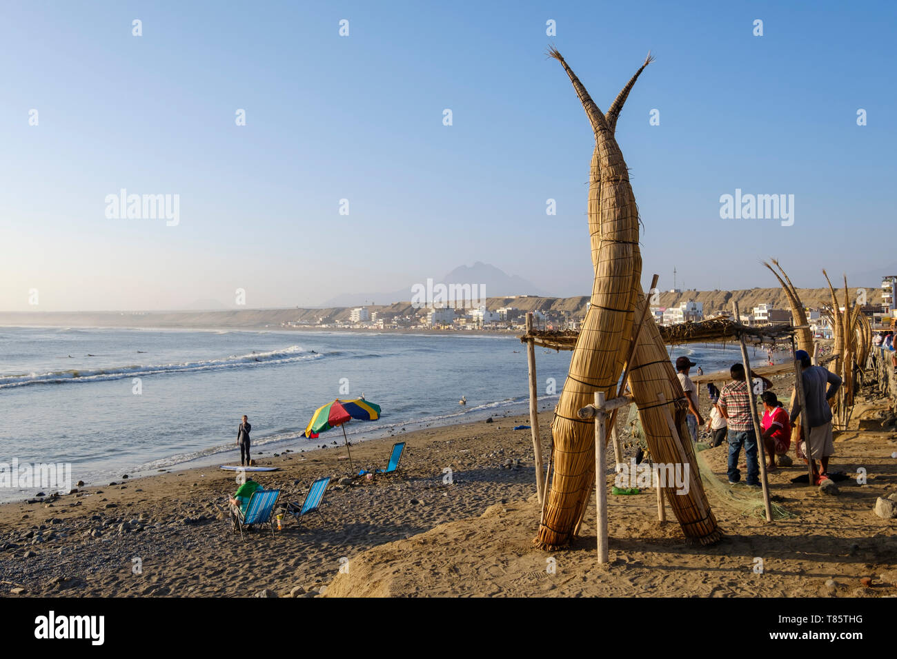 Totora boats hi-res stock photography and images - Alamy