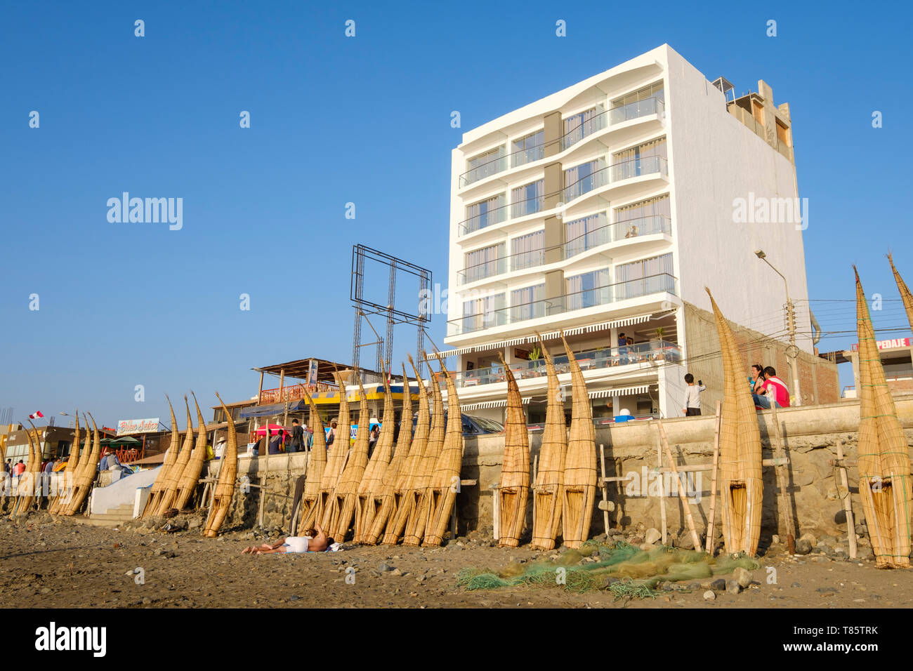 Totora boats hi-res stock photography and images - Alamy