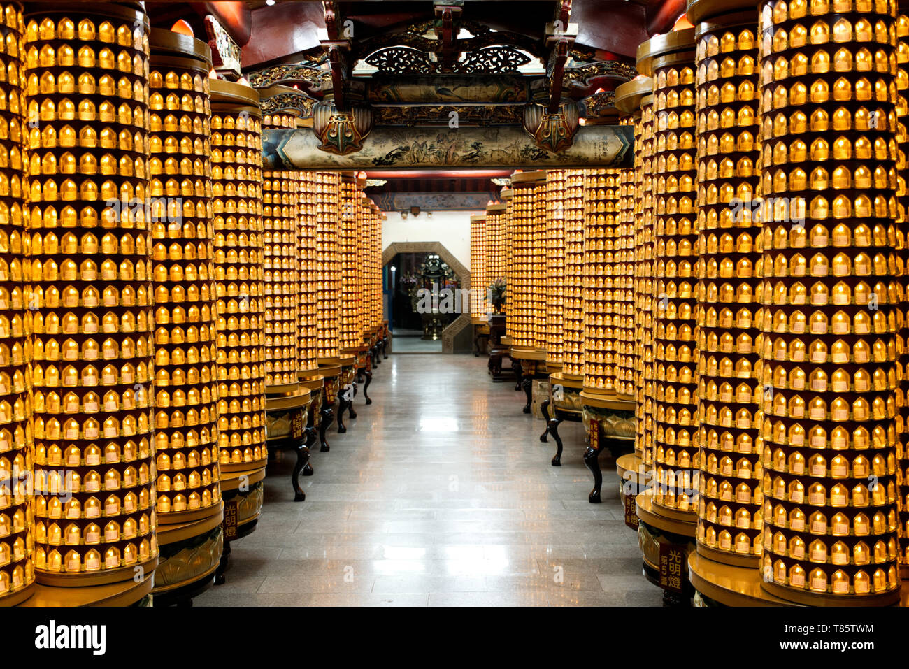 gold columns in asian temple Stock Photo - Alamy