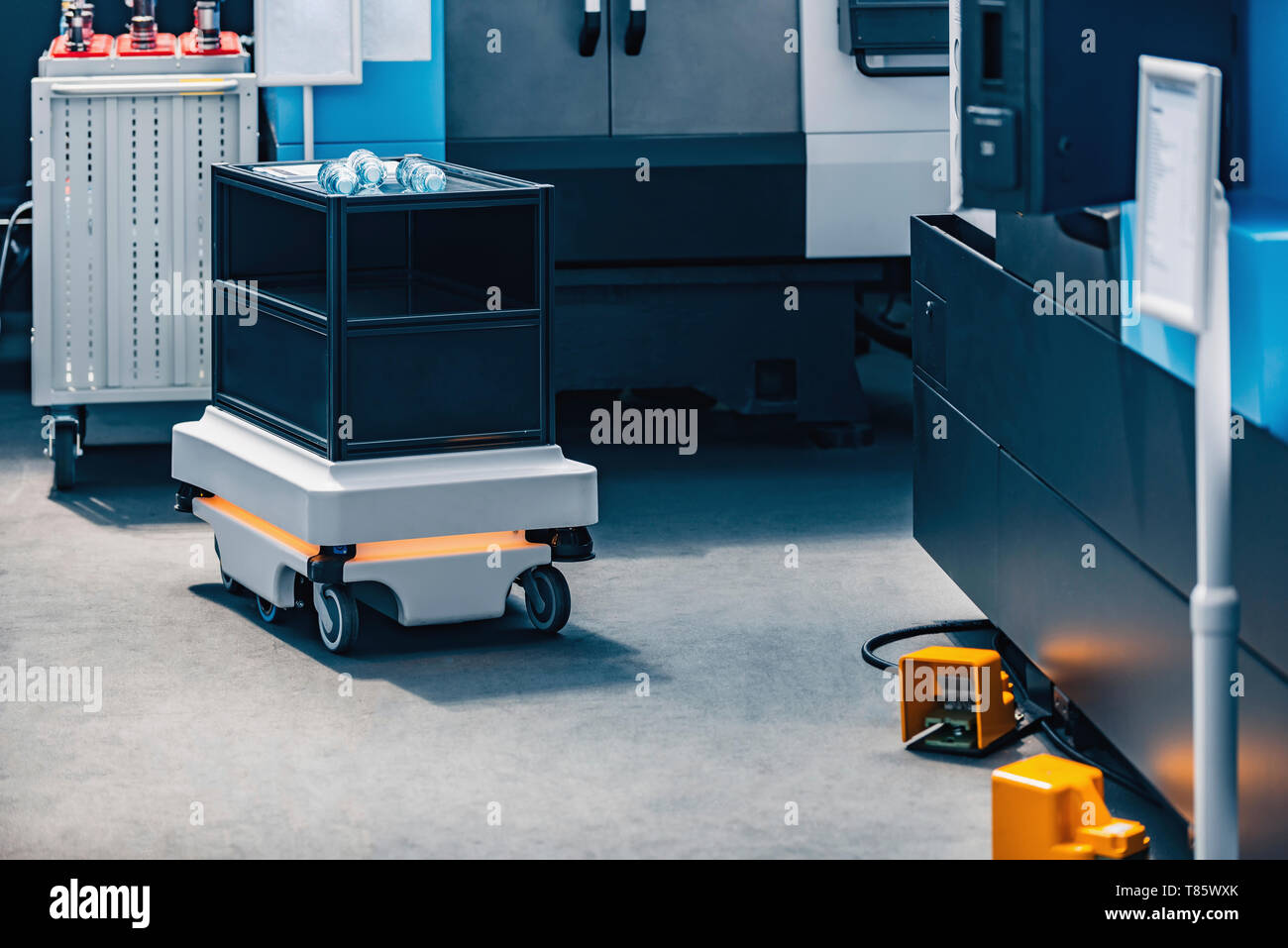 Mobile industrial robot Stock Photo - Alamy