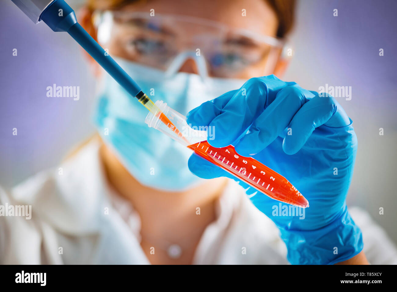 Pipetting liquid test tube hi-res stock photography and images - Alamy
