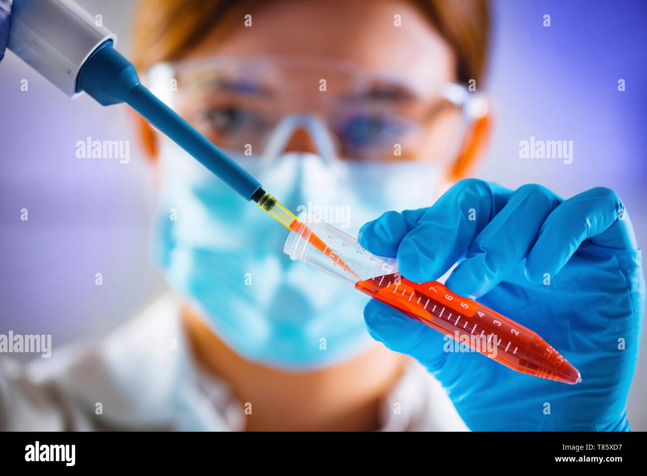 Pipetting liquid test tube hi-res stock photography and images - Alamy