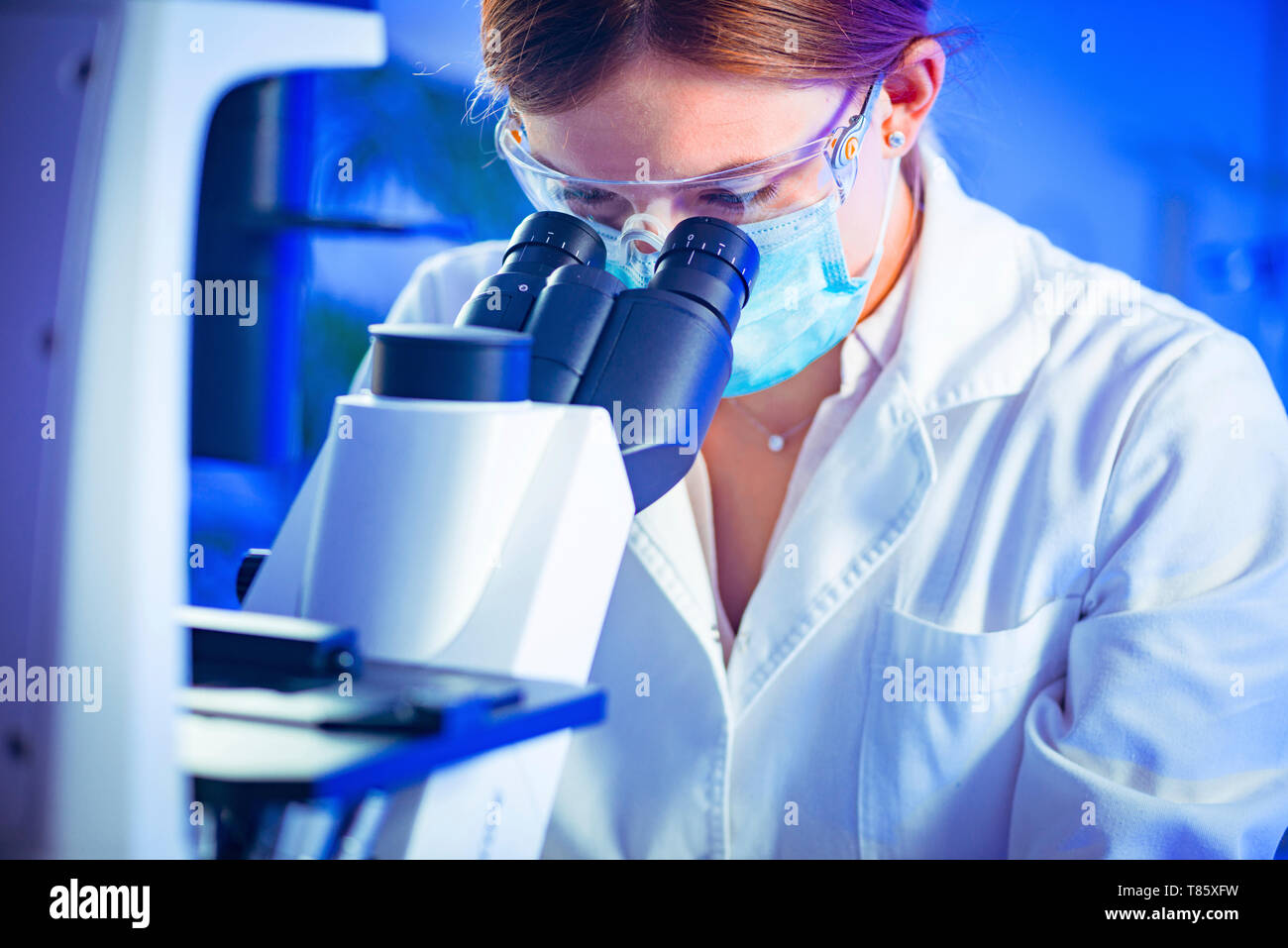Flask microscope medicine hi-res stock photography and images - Alamy