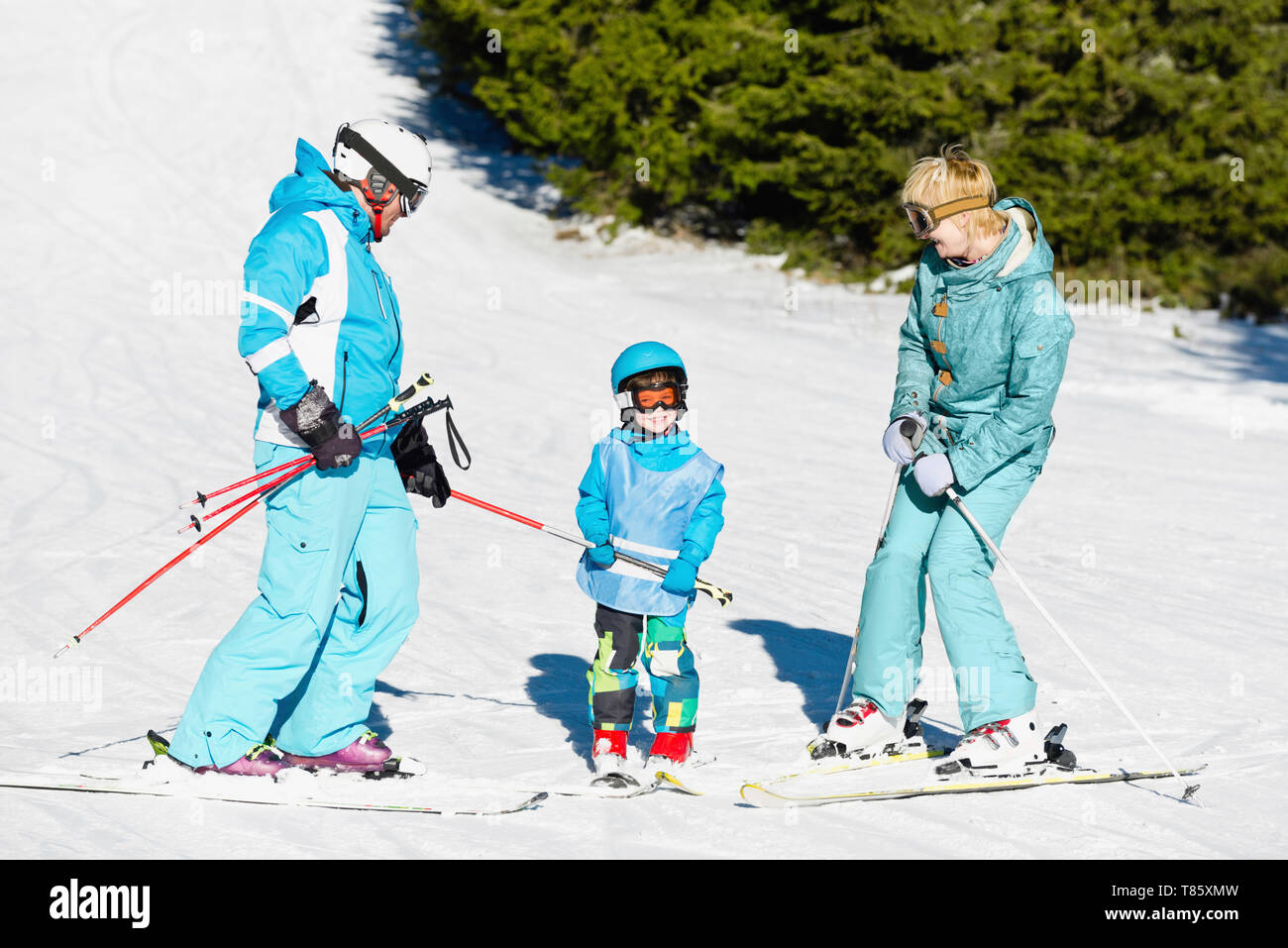 Family skiing hi-res stock photography and images - Alamy