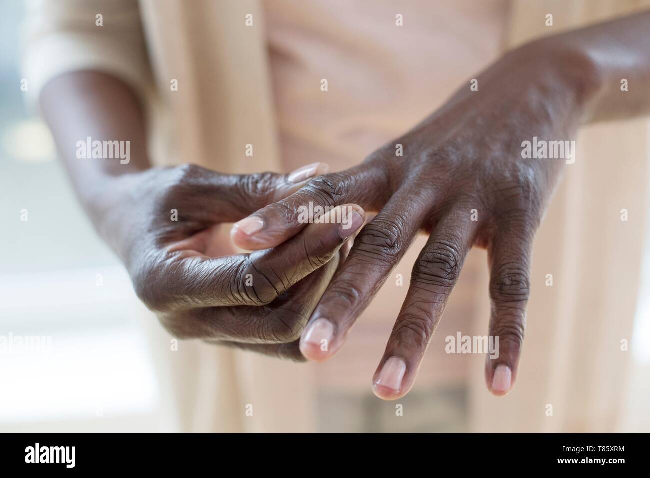 Woman with hand pain Stock Photo - Alamy