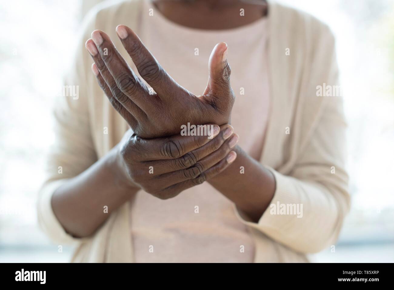 Woman with hand pain Stock Photo - Alamy