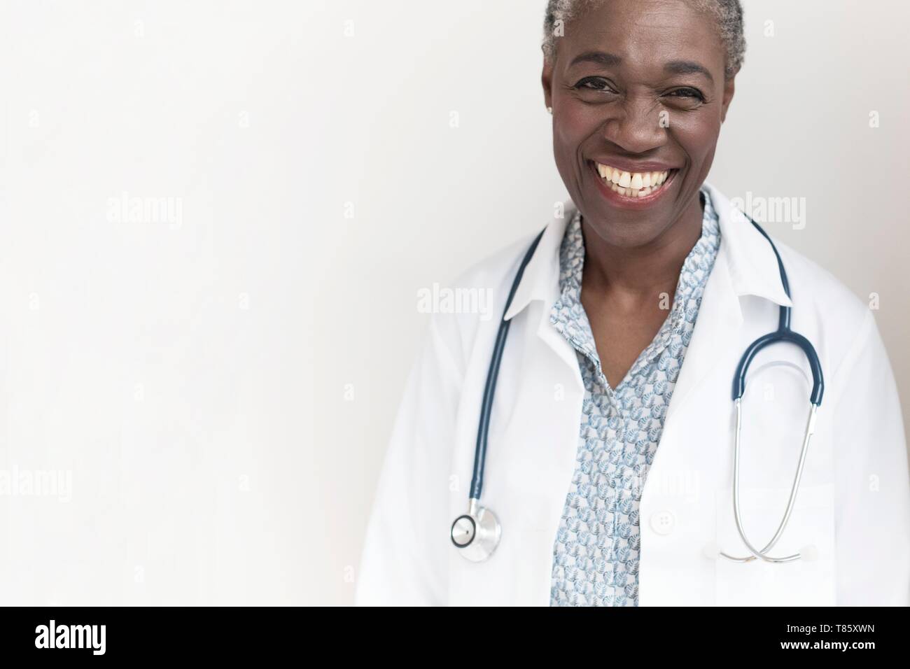 Female doctor smiling Stock Photo - Alamy Female doctor smiling Stock Photo - Alamy
