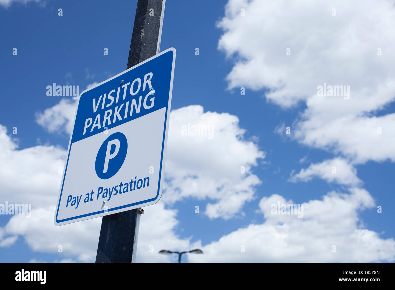 Parking lot sign for visitors to pay at paystation Stock Photo - Alamy
