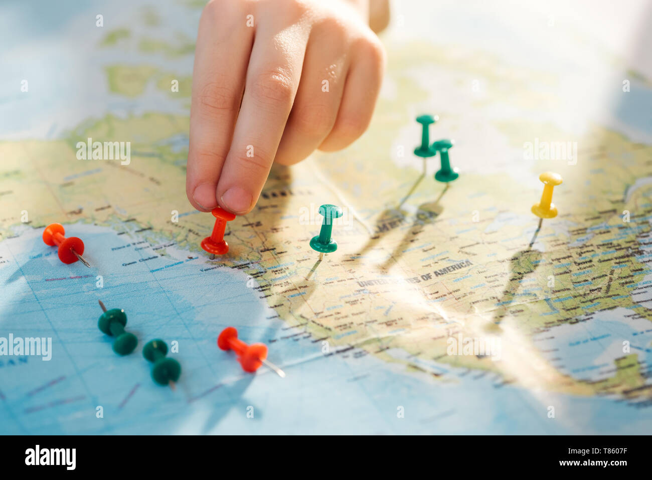 Man map pins hi-res stock photography and images - Alamy