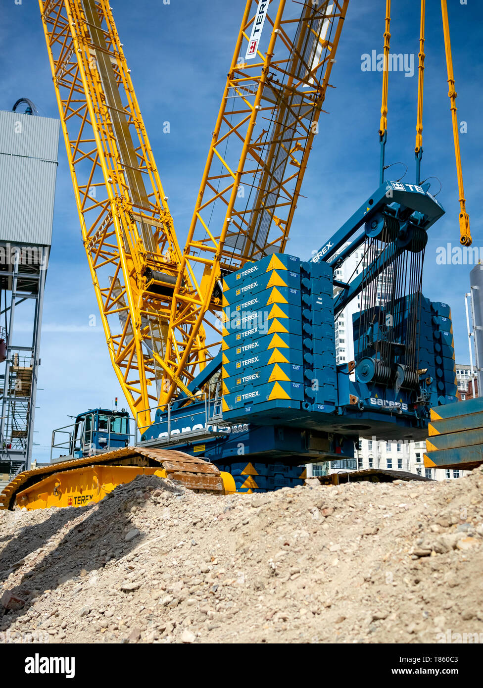 Mobile crane counterweights hi-res stock photography and images - Alamy