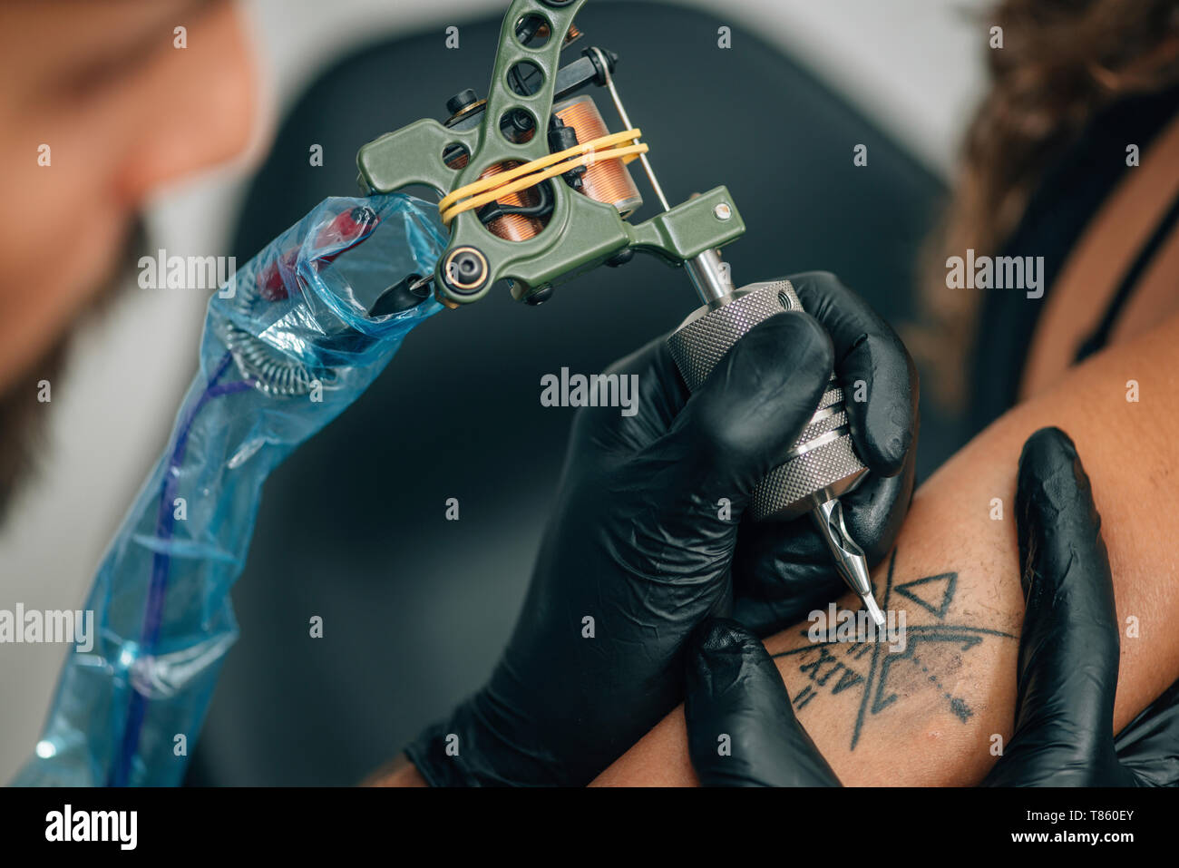 Tattoo artist at work Stock Photo - Alamy