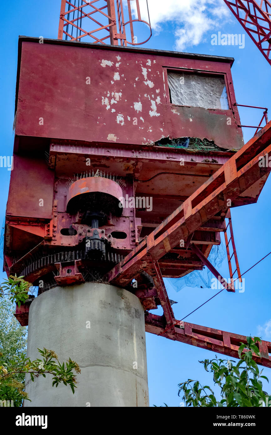 Scotch Derrick abandoned crane Commercial pier wharf Stock Photo - Alamy