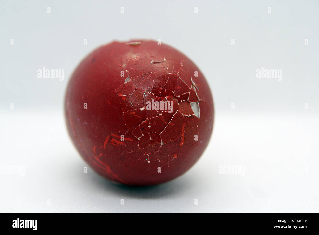 Cracked easter egg hi-res stock photography and images - Alamy