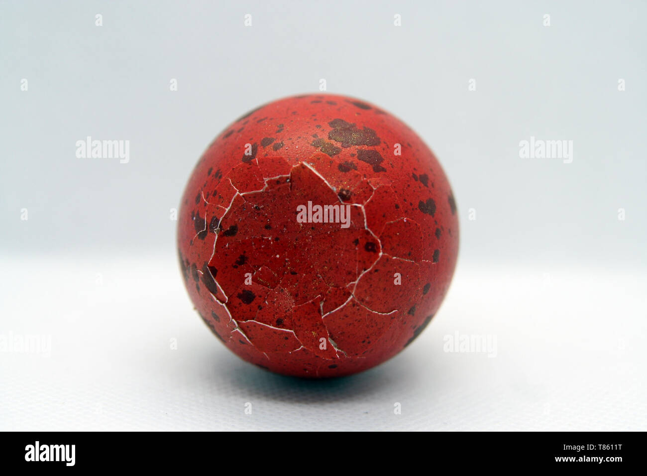 Cracked easter egg hi-res stock photography and images - Alamy