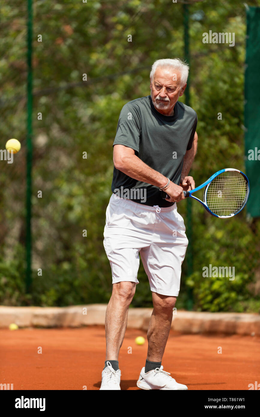 Seniors playing sport hi-res stock photography and images - Alamy