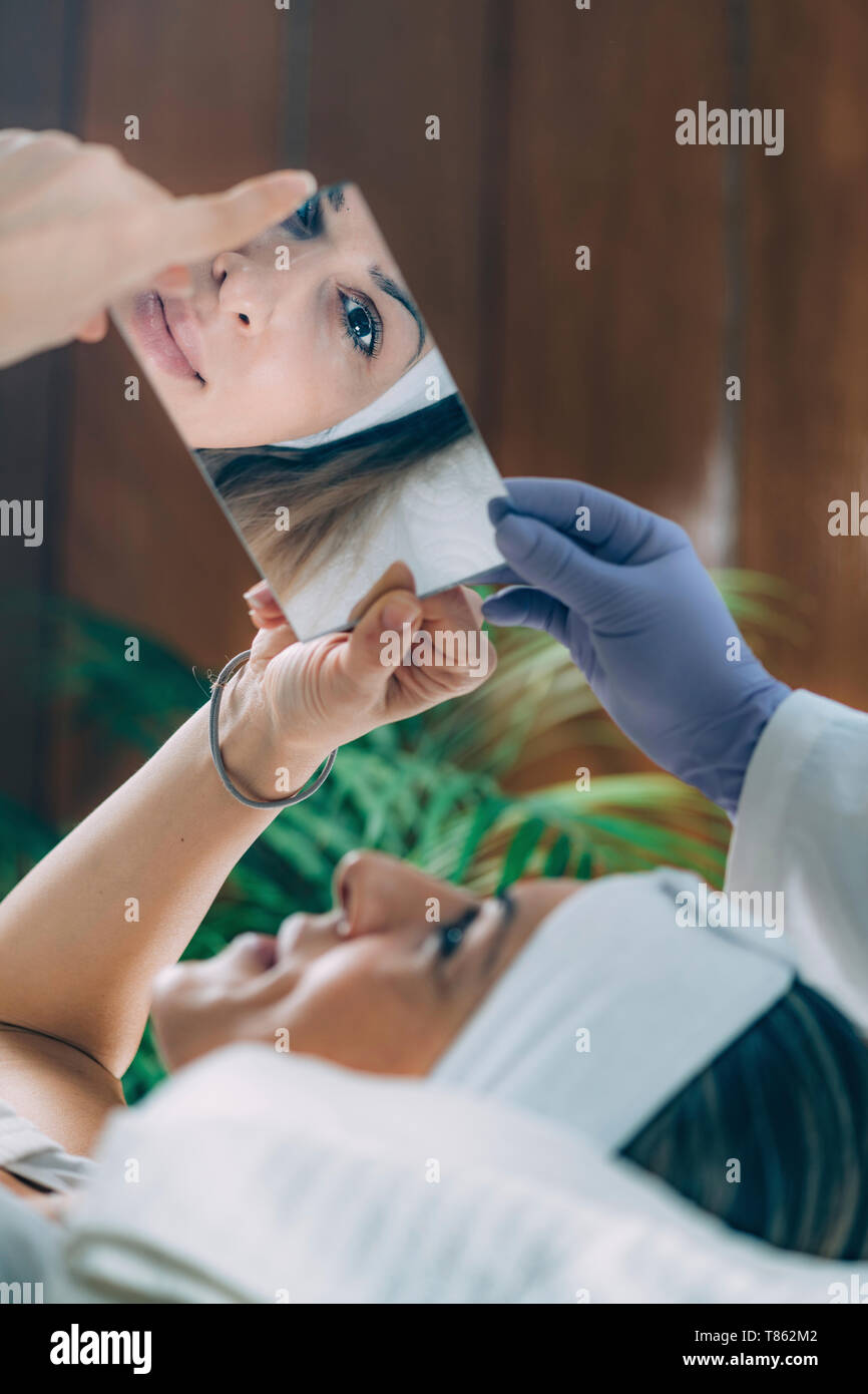 Lash lifting in beauty salon Stock Photo - Alamy