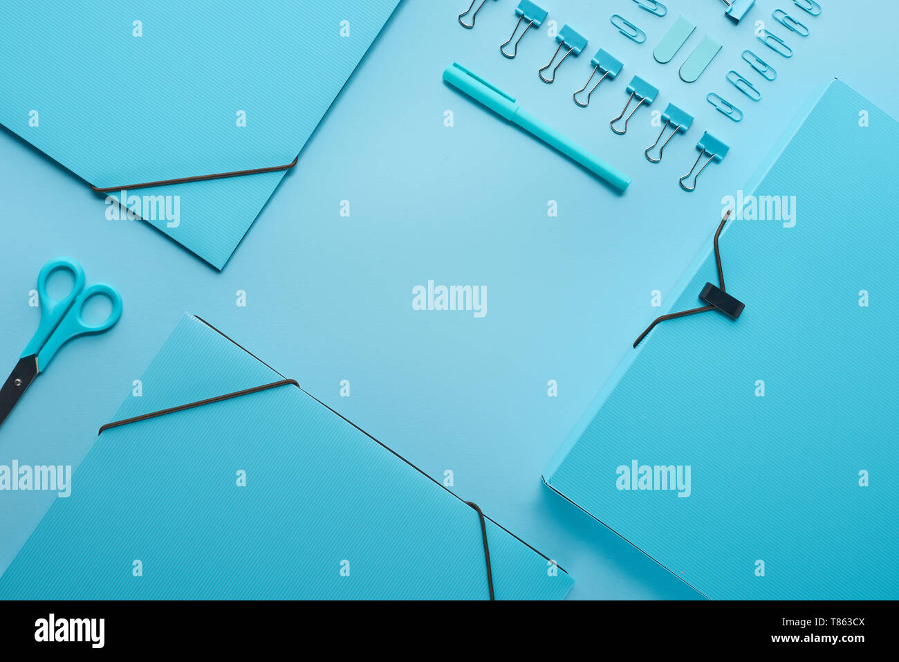 Folders scissors hi-res stock photography and images - Alamy