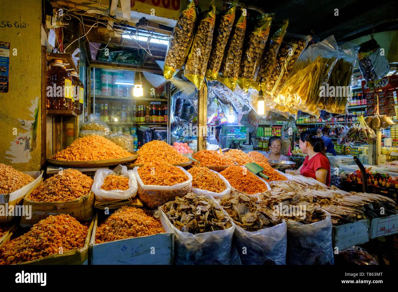 Cambodia phnom penh night market hi-res stock photography and images ...