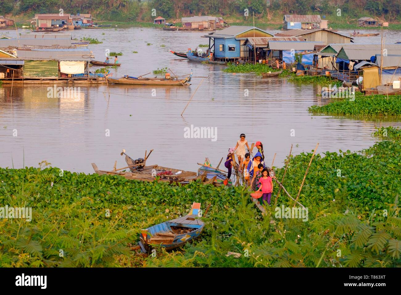 Cambodia, Kompong Chhnang or Kampong Chhnang, Floating village of Cham khmer fishermen Stock ...