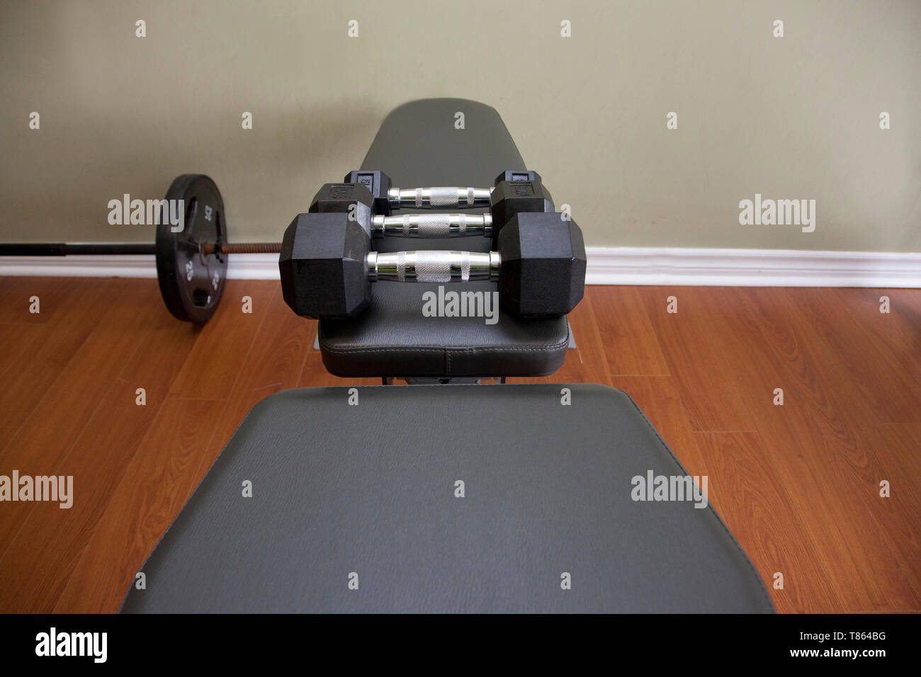 Bench dumbbell row hi-res stock photography and images - Alamy