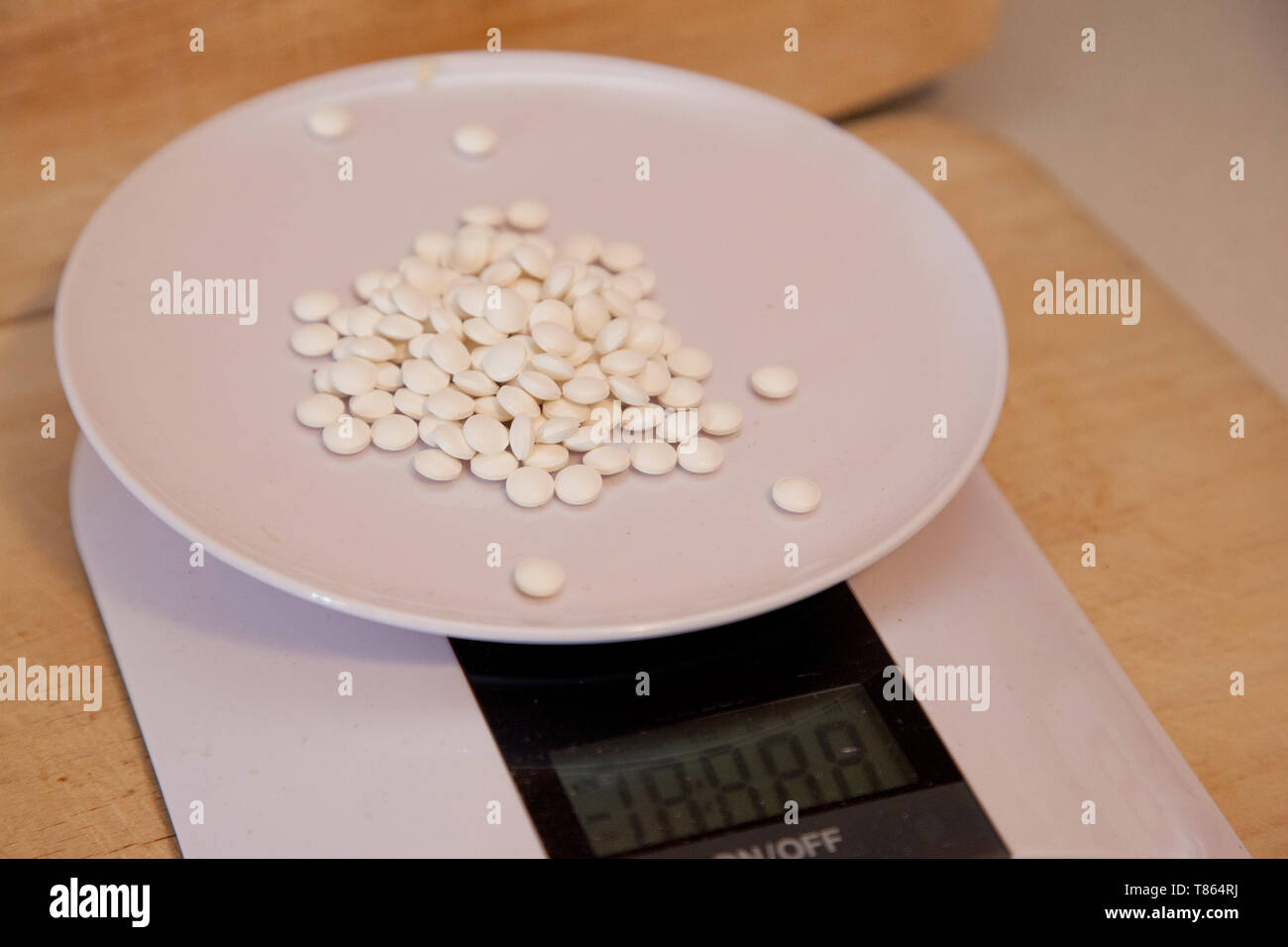 Scientific balance scale hi-res stock photography and images - Alamy