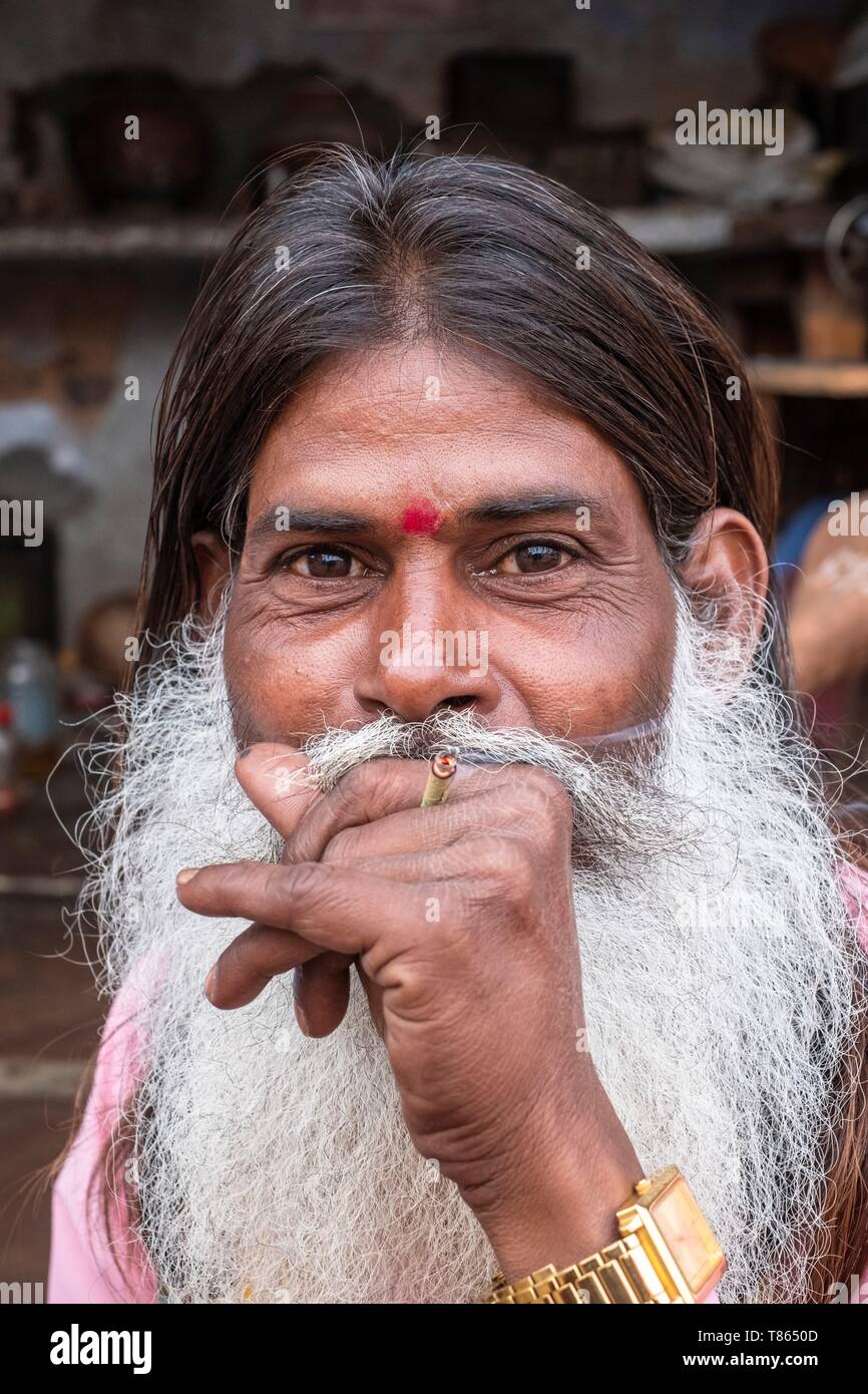 Beedi hi-res stock photography and images - Alamy