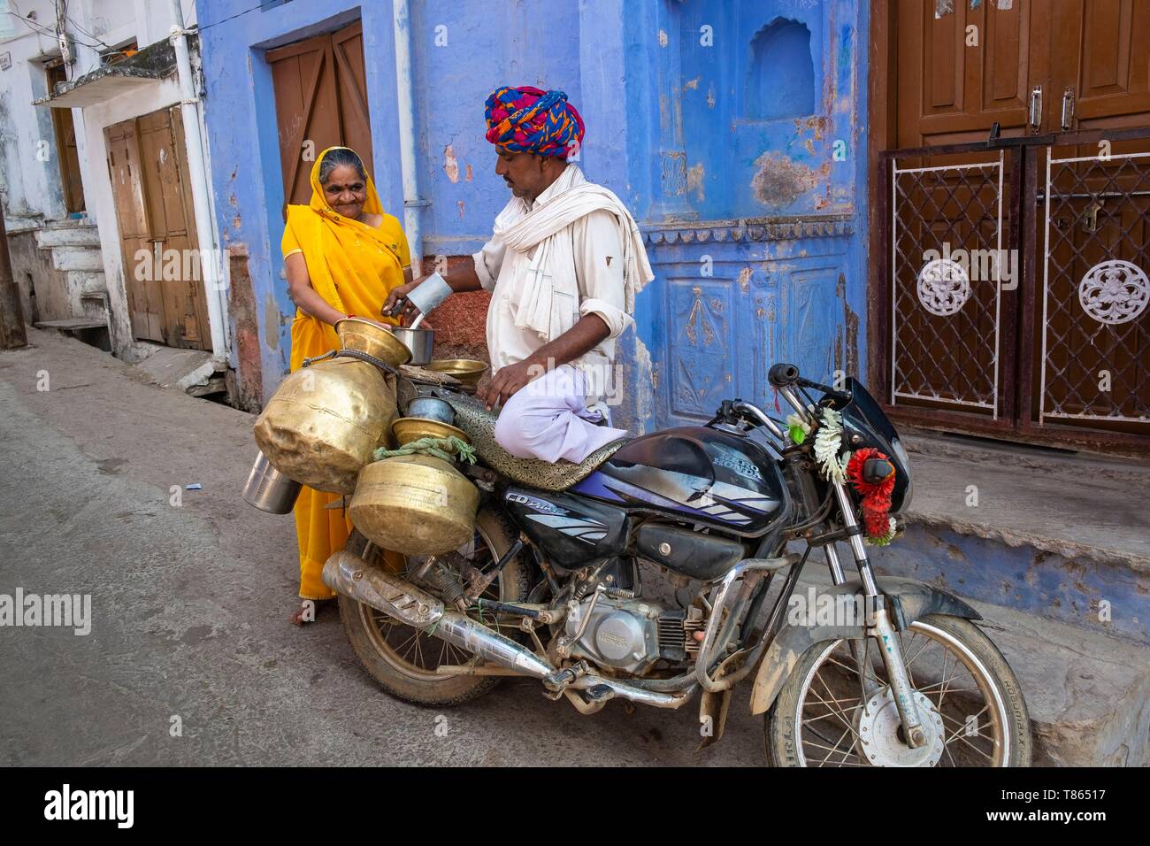 Milkman of india hi-res stock photography and images - Alamy